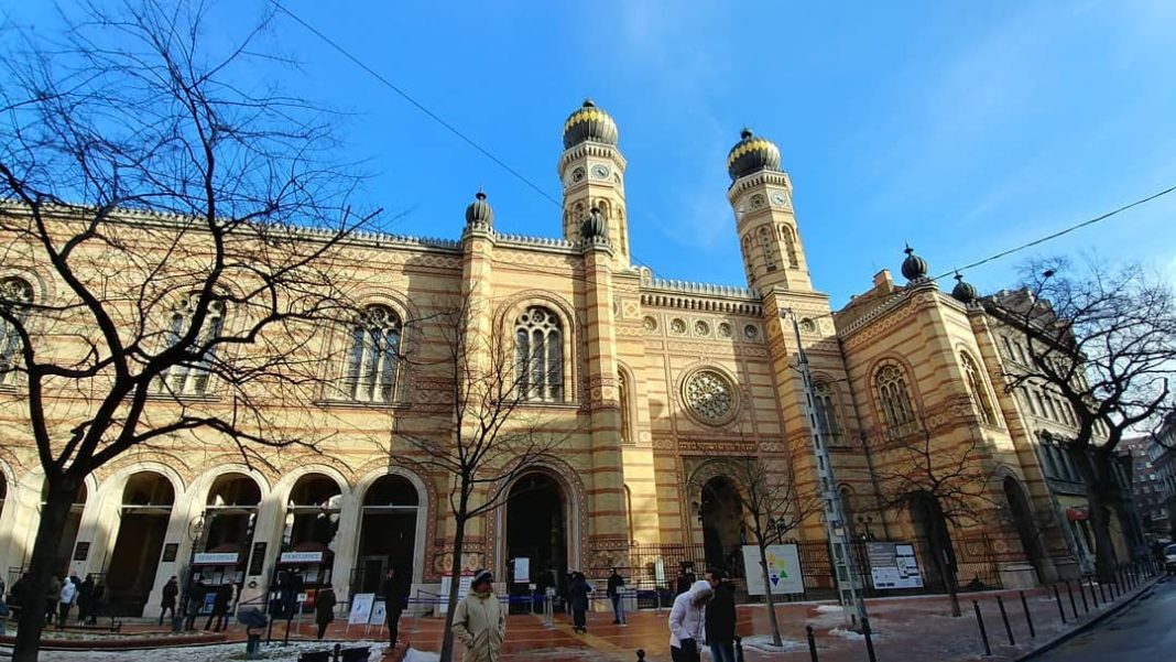 Facts You Didn't Know About The Largest Synagogue In Europe - Traveler ...